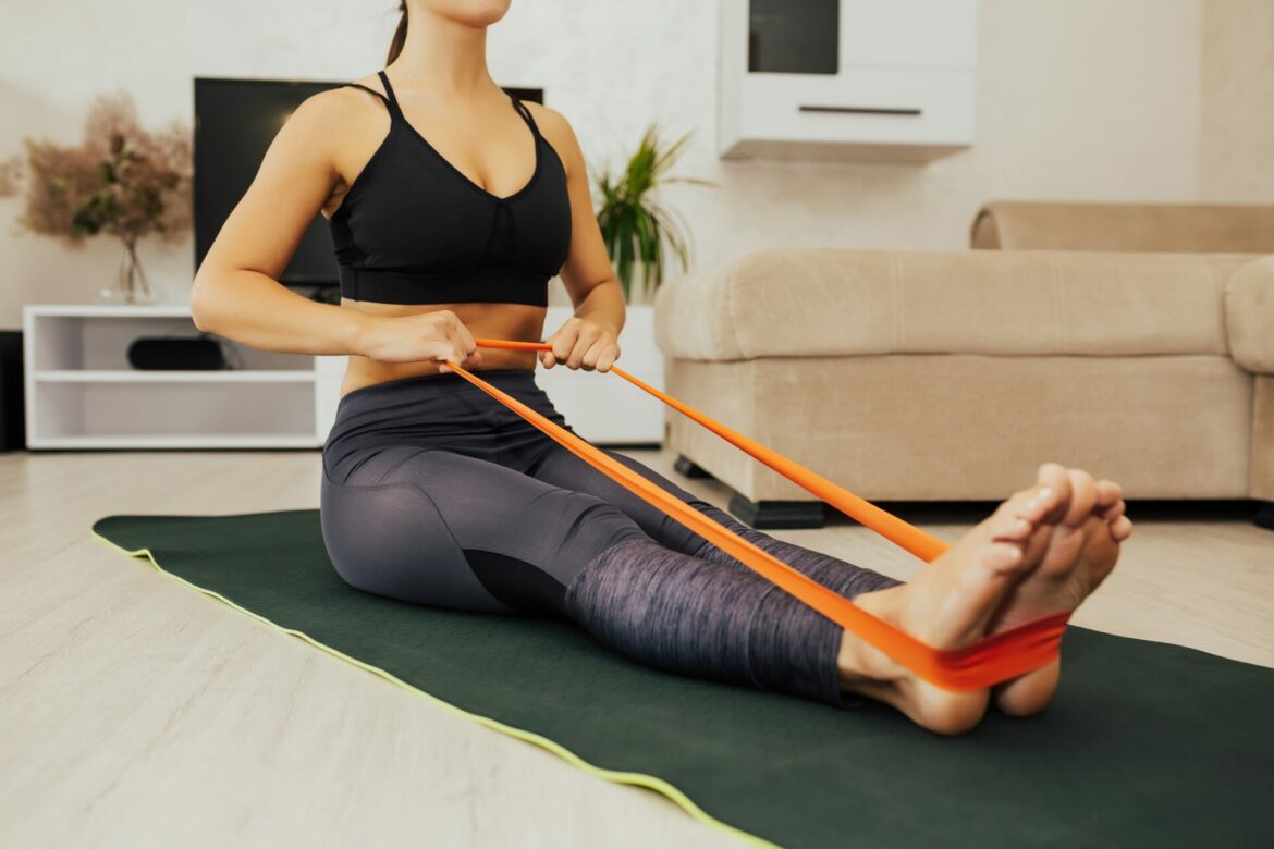 8 Exercices bras avec élastique à faire chez soi - Cellublue