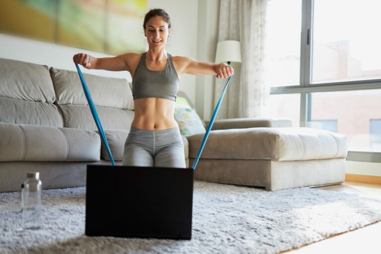 8 Exercices bras avec élastique à faire chez soi - Cellublue