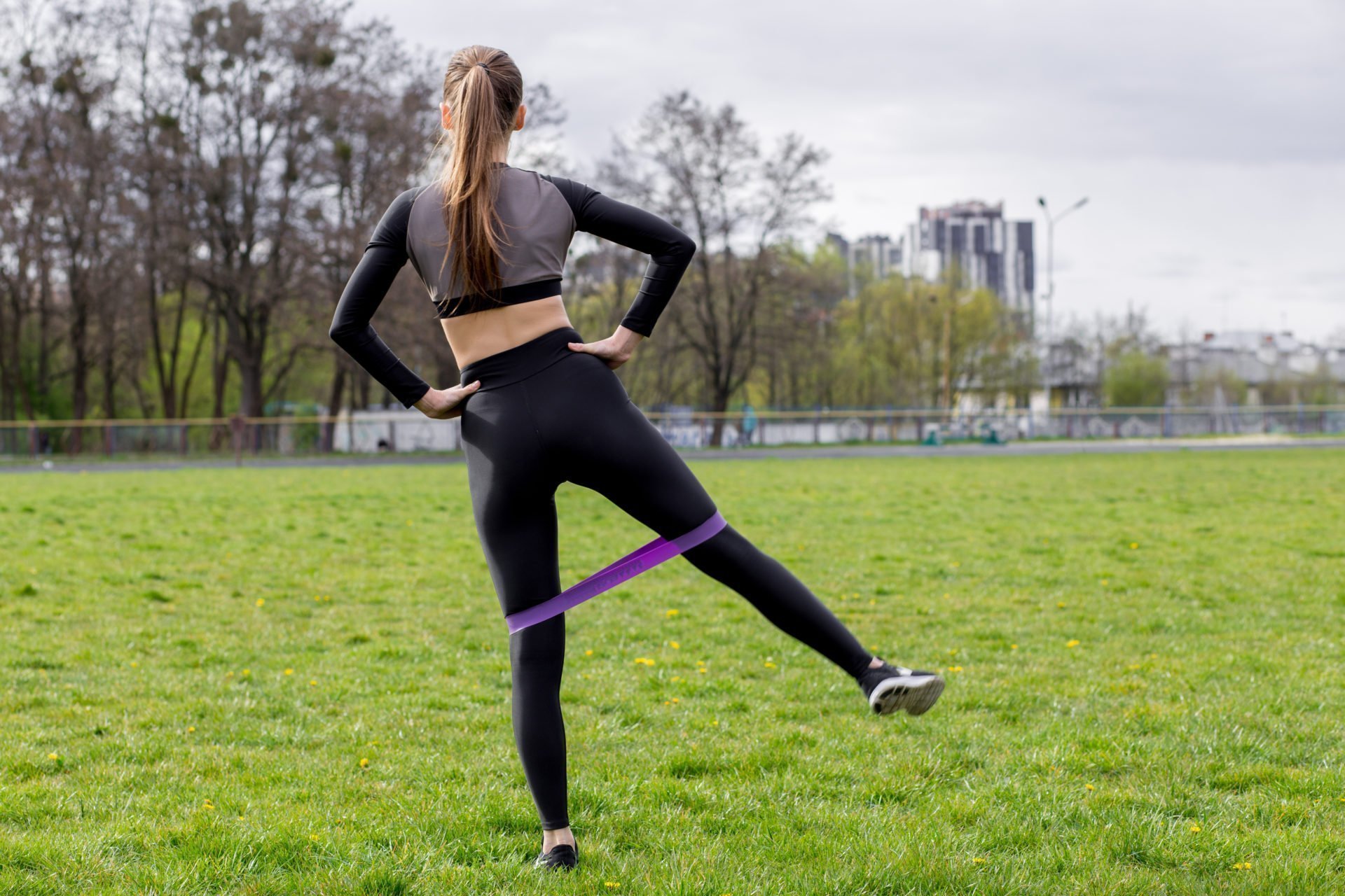 10 exercices fessiers avec élastique pour tonifier les fesses - Cellublue