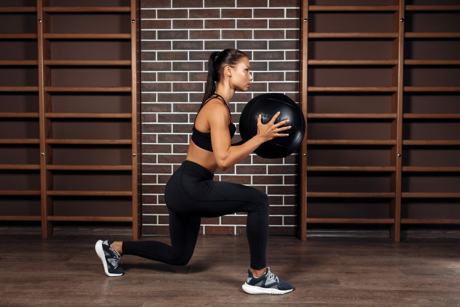 8 exercices de squats avec un ballon - Cellublue