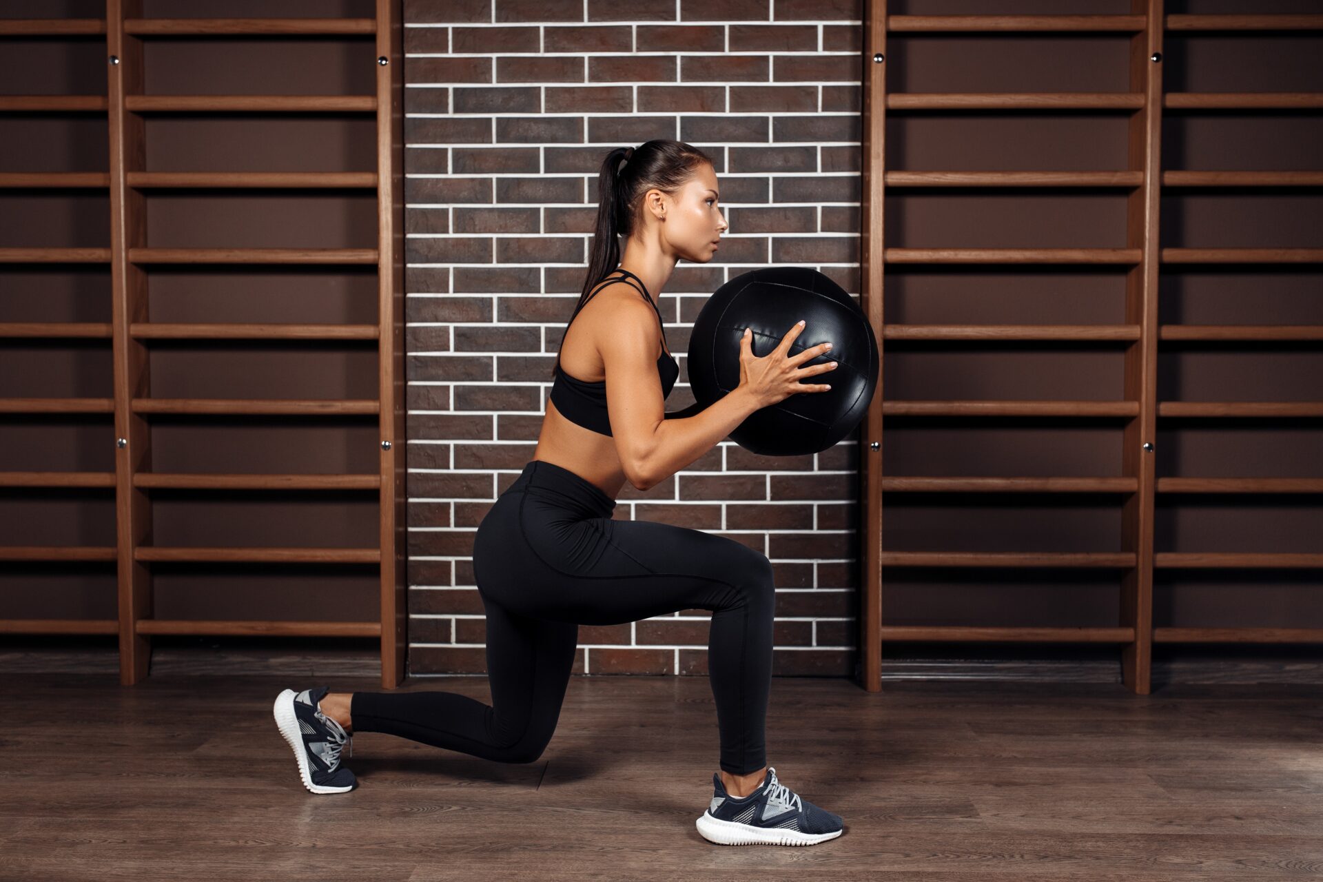 8 exercices de squats avec un ballon - Cellublue