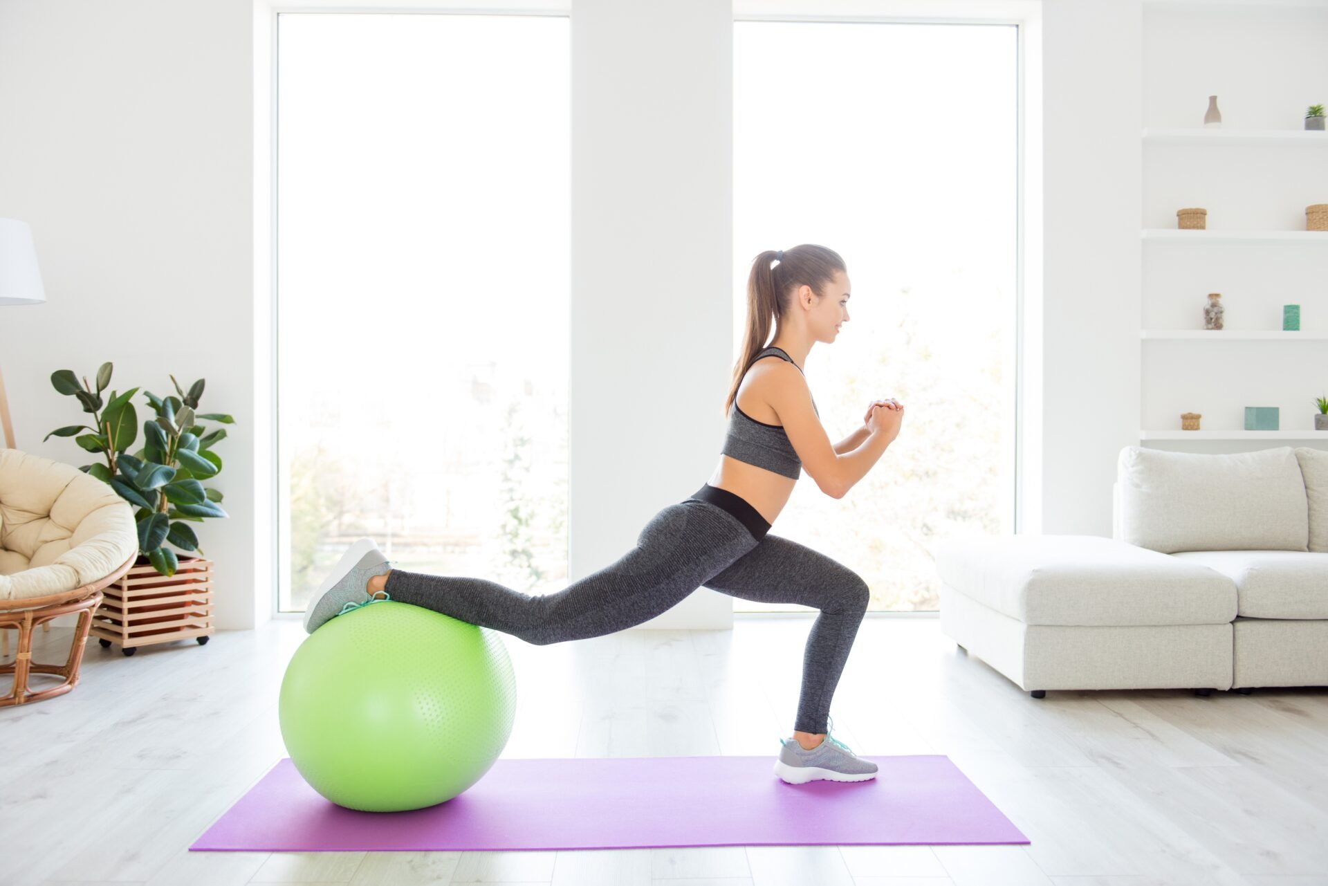 8 exercices de squats avec un ballon - Cellublue
