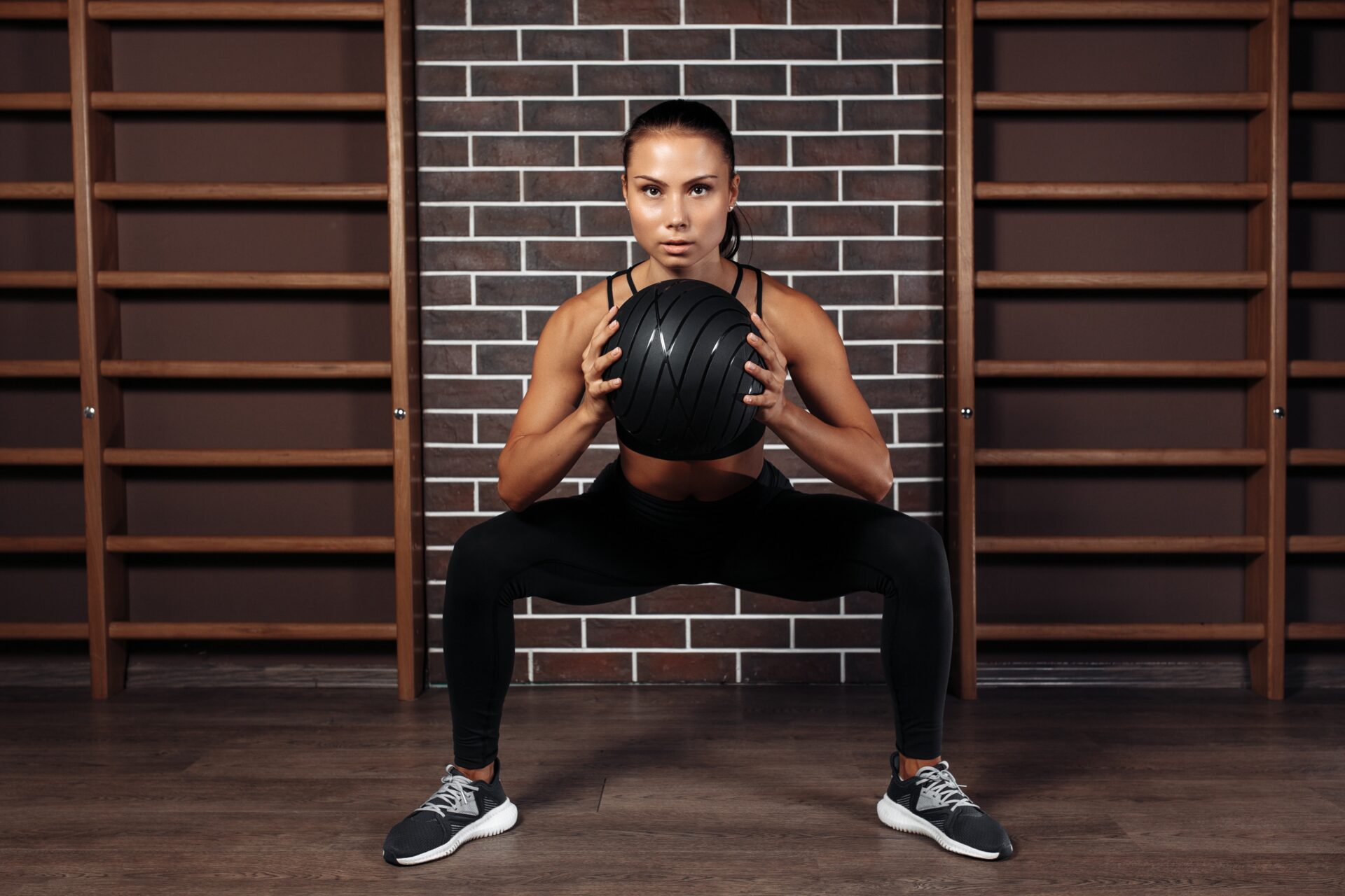 8 exercices de squats avec un ballon - Cellublue