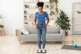 8 Exercices bras avec élastique à faire chez soi - Cellublue
