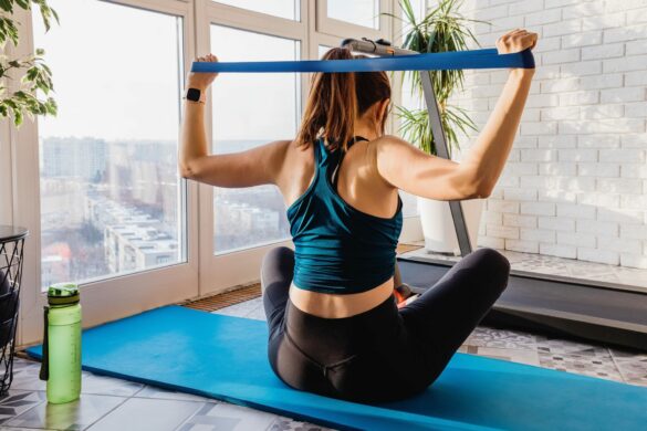 Top 7 des exercices pour les triceps avec un élastique - Cellublue