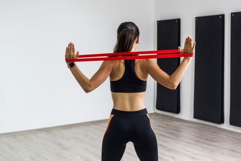 Top des 6 exercices pour les épaules à faire avec un élastique - Cellublue