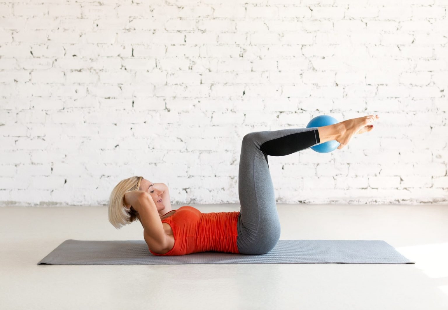 Les 7 meilleurs exercices avec un petit ballon de fitness - Cellublue Les 7 meilleurs exercices avec un petit ballon de fitness - Cellublue