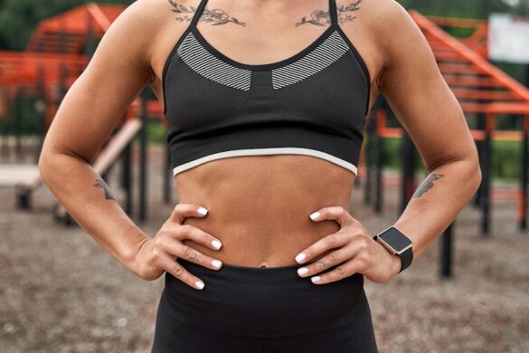 8 Exercices bras avec élastique à faire chez soi - Cellublue